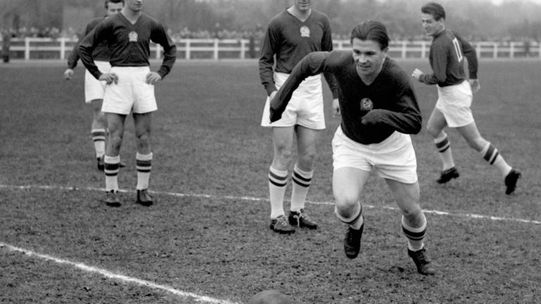 List of Top 10 Best Footballers of all time - Sportz Craazy